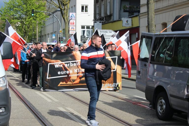 Neonazi Steven Feldmann flüchtig: Ursprünglicher Haftantritt liegt ...