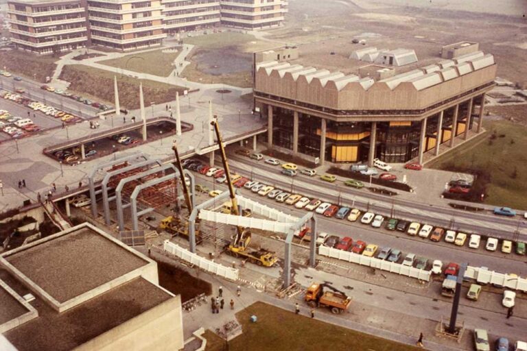 Die H-Bahn in Dortmund verbindet als erstes vollautomatisches ...